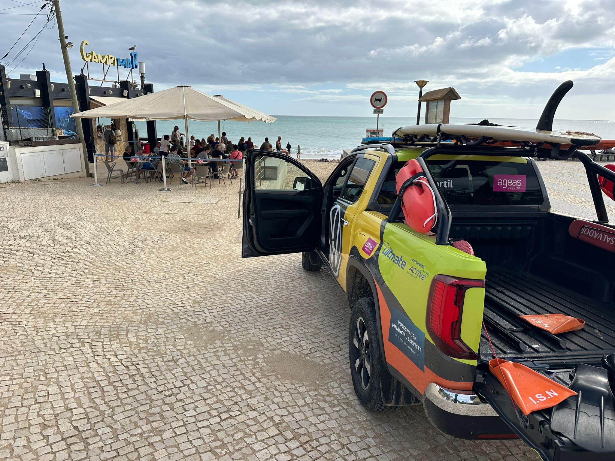 Surfistas salvam banhista, de 50 anos, em apuros na Praia do Porto Mós ...
